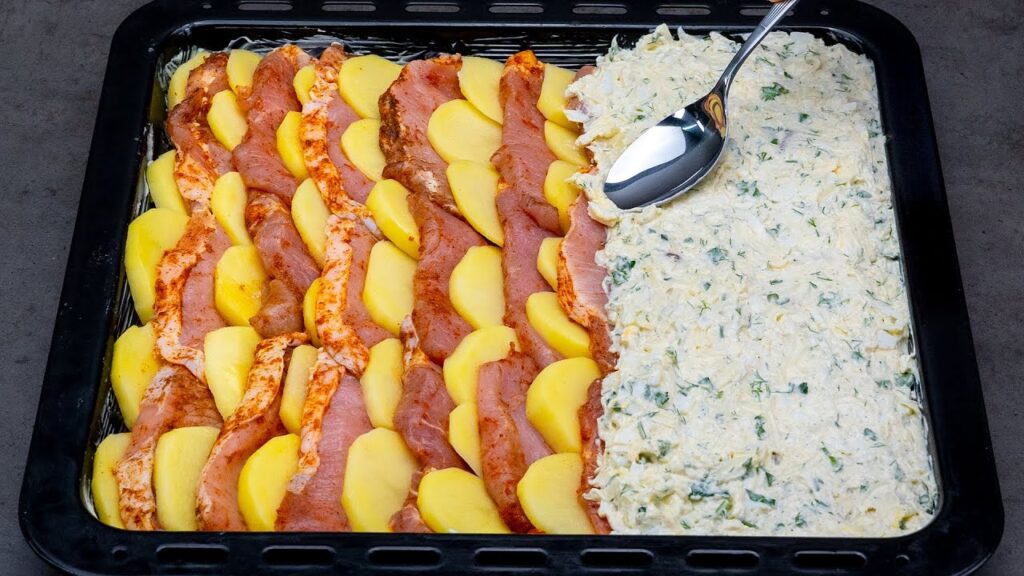 Zaskocz gości. Oto przepis na pieczone plastry mięsa z ziemniakami w ...